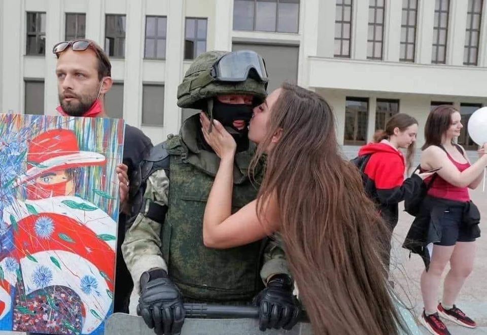 Belarusda polislərdən etirazçılara DƏSTƏK - FOTO, VİDEO