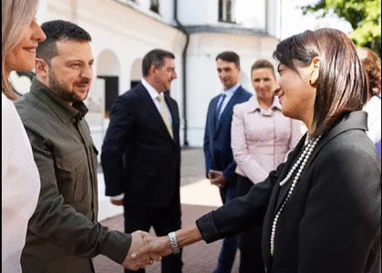 Anna Akopyan özünün Zelenskilərlə şəklini yaydı - FOTO