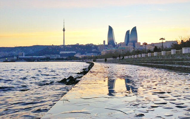 Bulvarda bir nəfər özünü dənizə atdı - VİDEO